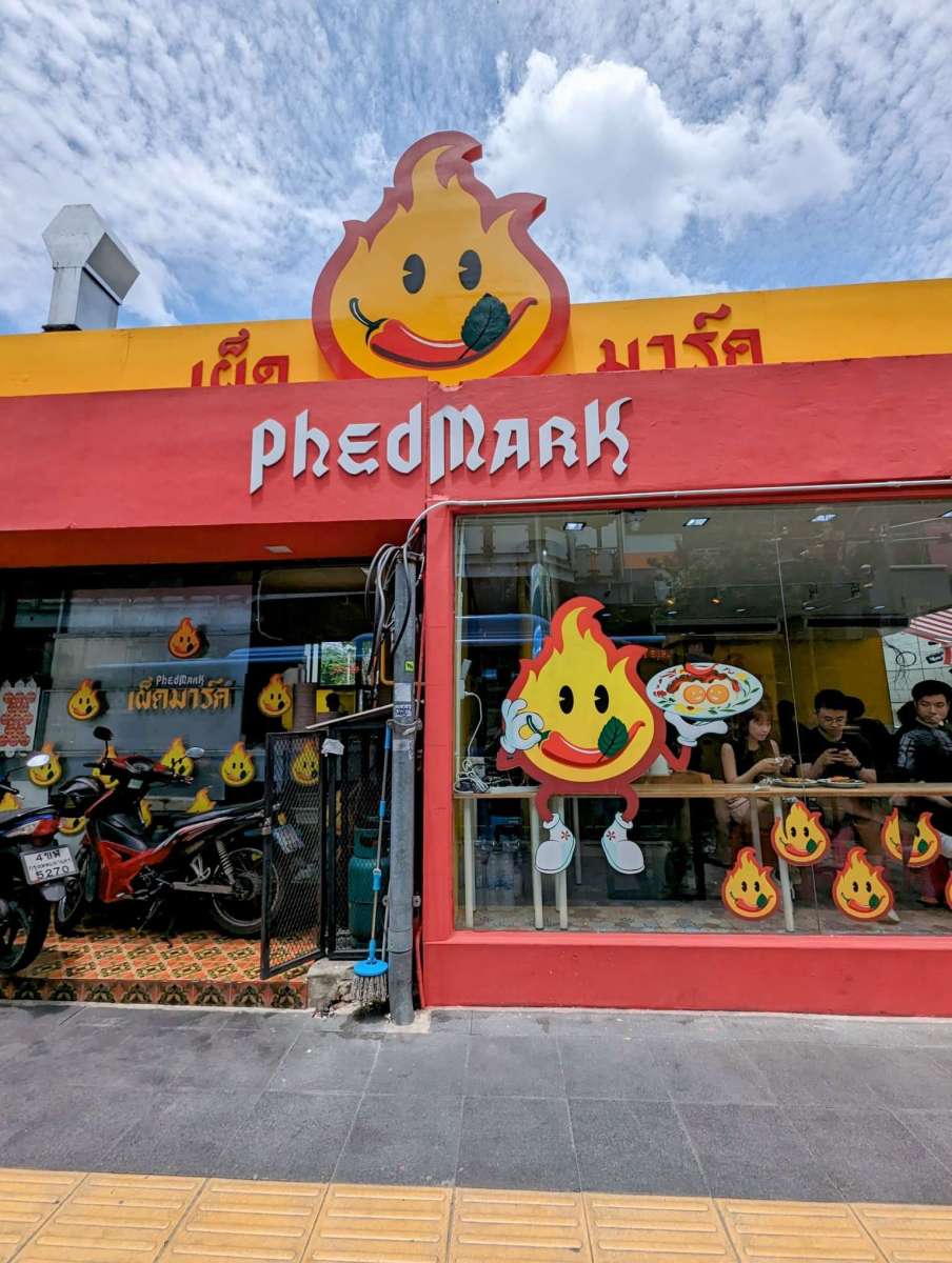 Eating beef pad kaprao at Mark Weins’ restaurant – Speeding Moped